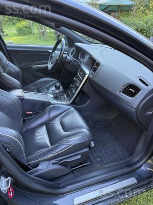 Pelēks Volvo V60 2013 Rīga, ar dzinēja tilpumu 2.00 L un nobraukumu 311 tūkst. km par 4300 €, foto 20 vietnē AUTOMOTO.COM.LV