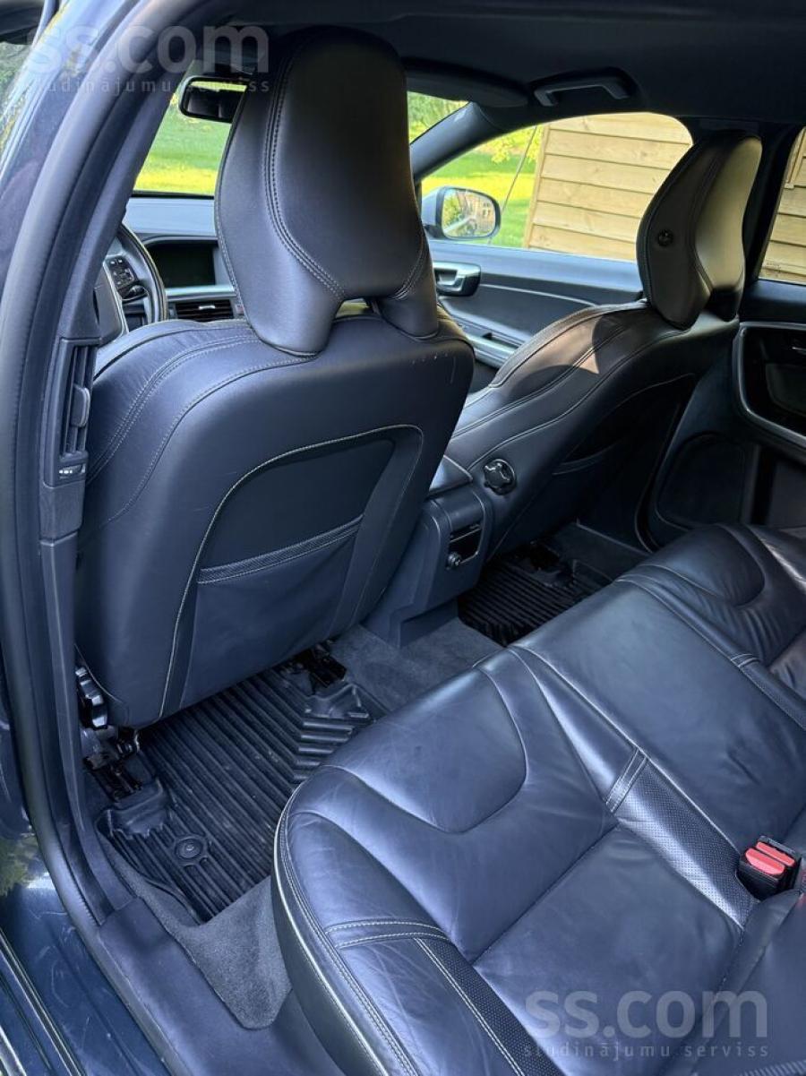 Pelēks Volvo V60 2013 Rīga, ar dzinēja tilpumu 2.00 L un nobraukumu 311 tūkst. km par 4300 €, foto 22 vietnē AUTOMOTO.COM.LV