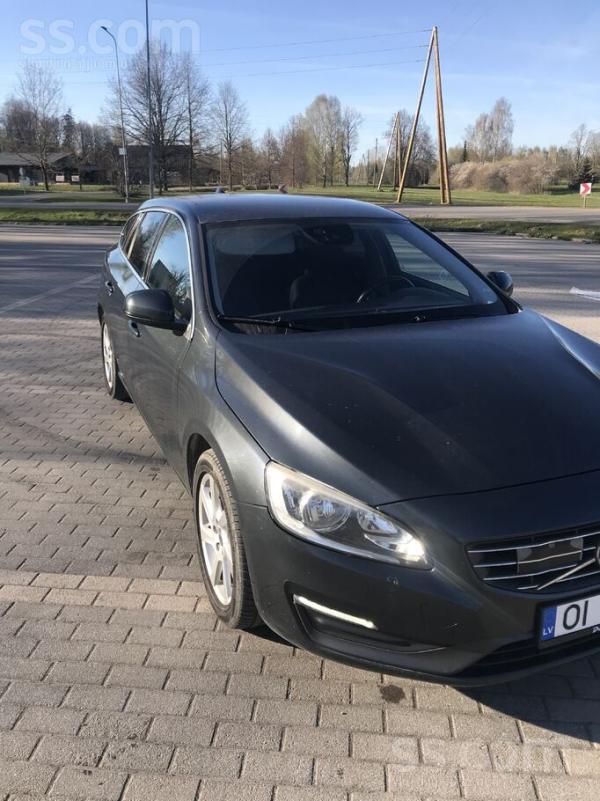 Pelēks Volvo V60 2013 Jelgava, ar dzinēja tilpumu 1.60 L un nobraukumu 284 tūkst. km par 7450 €, foto 3 vietnē AUTOMOTO.COM.LV