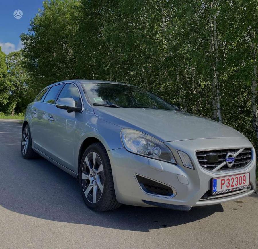Pelēks Volvo V60 2013 Viļņa, ar dzinēja tilpumu 2.40 L un nobraukumu 256 tūkst. km par 5900 €, foto 1 vietnē AUTOMOTO.COM.LV
