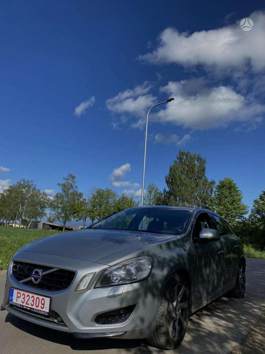 Pelēks Volvo V60 2013 Viļņa, ar dzinēja tilpumu 2.40 L un nobraukumu 256 tūkst. km par 5900 €, foto 3 vietnē AUTOMOTO.COM.LV