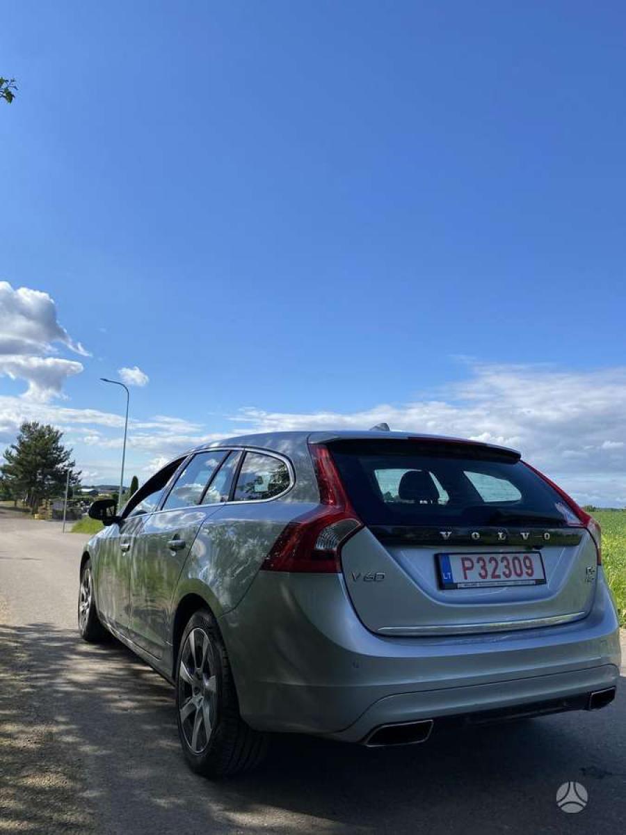 Pelēks Volvo V60 2013 Viļņa, ar dzinēja tilpumu 2.40 L un nobraukumu 256 tūkst. km par 5900 €, foto 5 vietnē AUTOMOTO.COM.LV