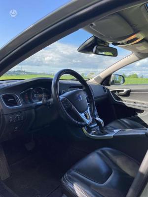 Pelēks Volvo V60 2013 Viļņa, ar dzinēja tilpumu 2.40 L un nobraukumu 256 tūkst. km par 5900 €, foto 9 vietnē AUTOMOTO.COM.LV