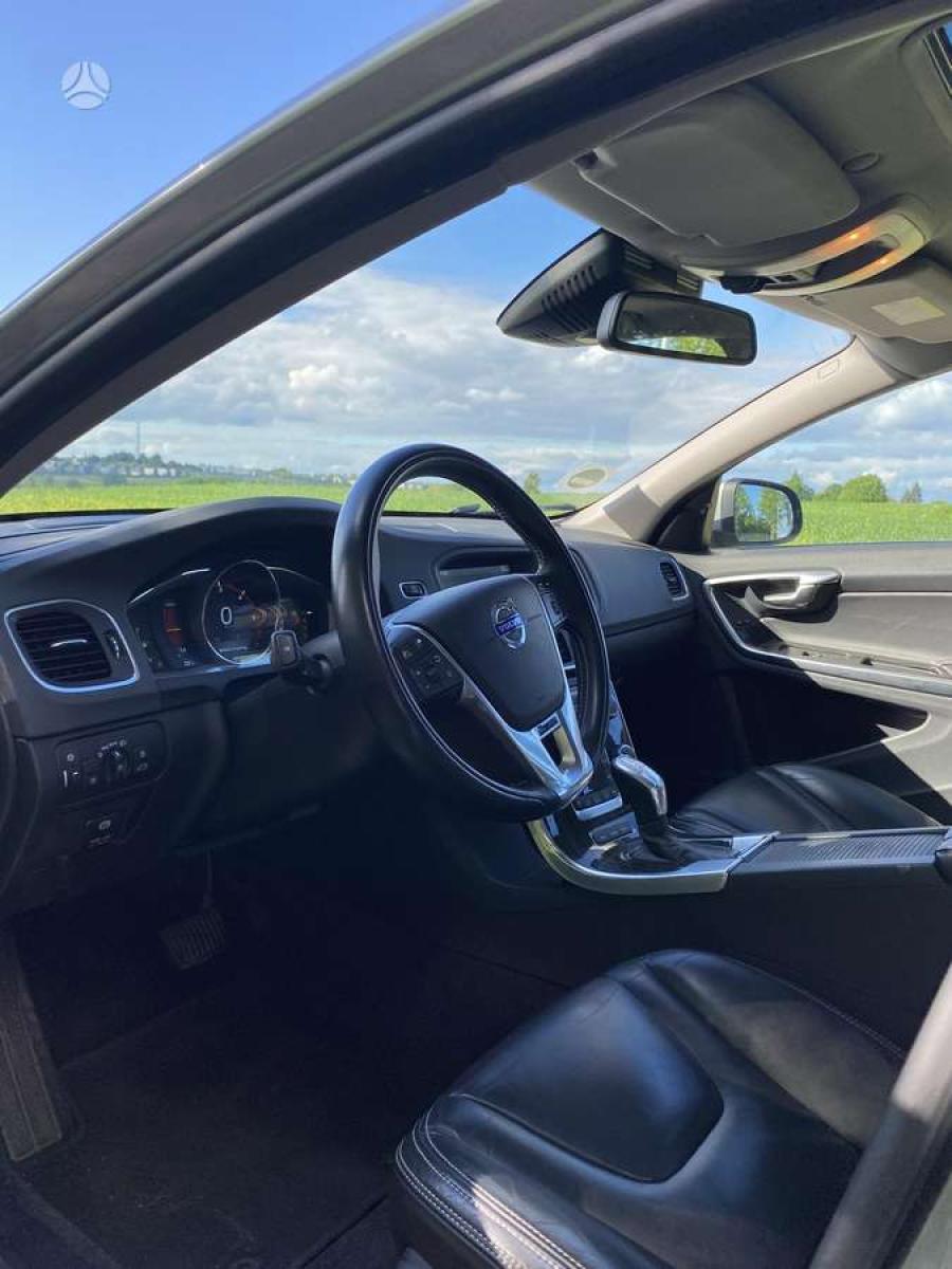 Pelēks Volvo V60 2013 Viļņa, ar dzinēja tilpumu 2.40 L un nobraukumu 256 tūkst. km par 5900 €, foto 9 vietnē AUTOMOTO.COM.LV