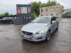 Pelēks Volvo V60 2013 Rīga, ar dzinēja tilpumu 2.40 L un nobraukumu 263 tūkst. km par 7990 €, foto  vietnē AUTOMOTO.COM.LV