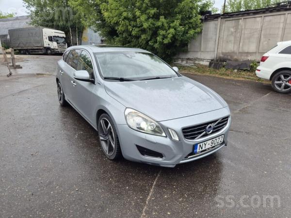 Pelēks Volvo V60 2013 Rīga, ar dzinēja tilpumu 2.40 L un nobraukumu 263 tūkst. km par 7990 €, foto 2 vietnē AUTOMOTO.COM.LV