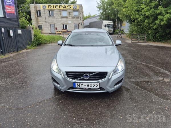 Pelēks Volvo V60 2013 Rīga, ar dzinēja tilpumu 2.40 L un nobraukumu 263 tūkst. km par 7990 €, foto 3 vietnē AUTOMOTO.COM.LV
