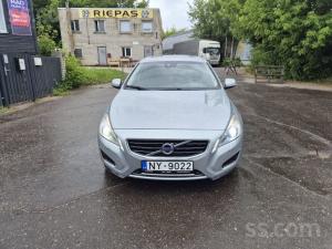Grey Volvo V60 2013 in Riga, with an engine capacity of 2.40 L and mileage of 263 thousand km for 7990 €, photo 4 on AUTOMOTO.COM.LV