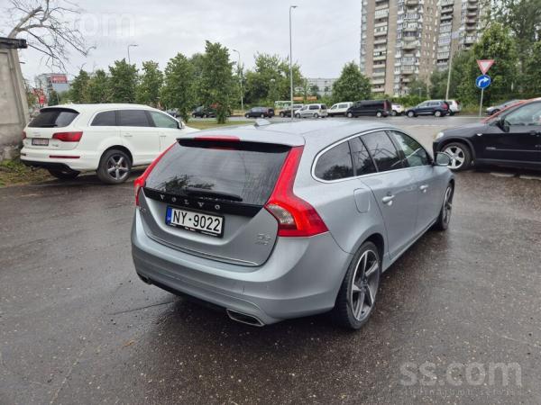 Pelēks Volvo V60 2013 Rīga, ar dzinēja tilpumu 2.40 L un nobraukumu 263 tūkst. km par 7990 €, foto 6 vietnē AUTOMOTO.COM.LV