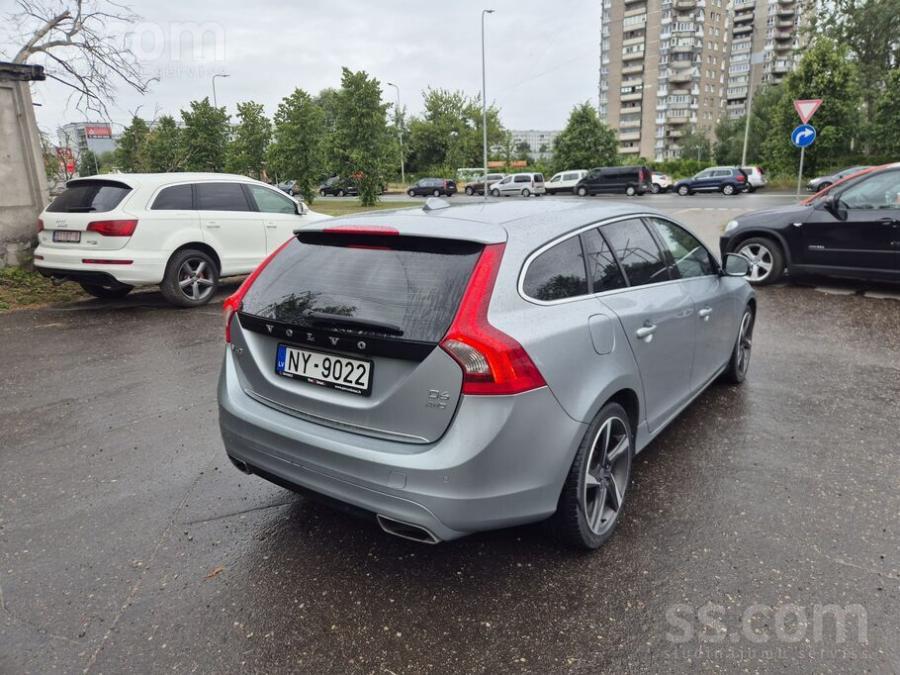 Grey Volvo V60 2013 in Riga, with an engine capacity of 2.40 L and mileage of 263 thousand km for 7990 €, photo 7 on AUTOMOTO.COM.LV