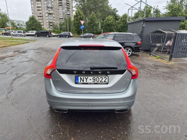 Pelēks Volvo V60 2013 Rīga, ar dzinēja tilpumu 2.40 L un nobraukumu 263 tūkst. km par 7990 €, foto 7 vietnē AUTOMOTO.COM.LV