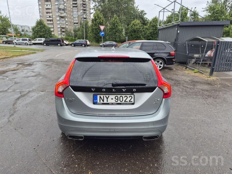 Grey Volvo V60 2013 in Riga, with an engine capacity of 2.40 L and mileage of 263 thousand km for 7990 €, photo 8 on AUTOMOTO.COM.LV