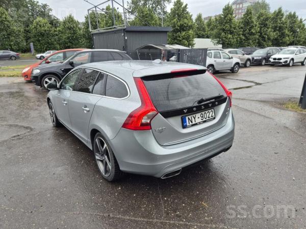 Pelēks Volvo V60 2013 Rīga, ar dzinēja tilpumu 2.40 L un nobraukumu 263 tūkst. km par 7990 €, foto 8 vietnē AUTOMOTO.COM.LV