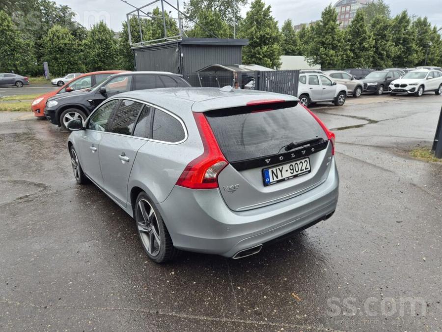 Grey Volvo V60 2013 in Riga, with an engine capacity of 2.40 L and mileage of 263 thousand km for 7990 €, photo 9 on AUTOMOTO.COM.LV