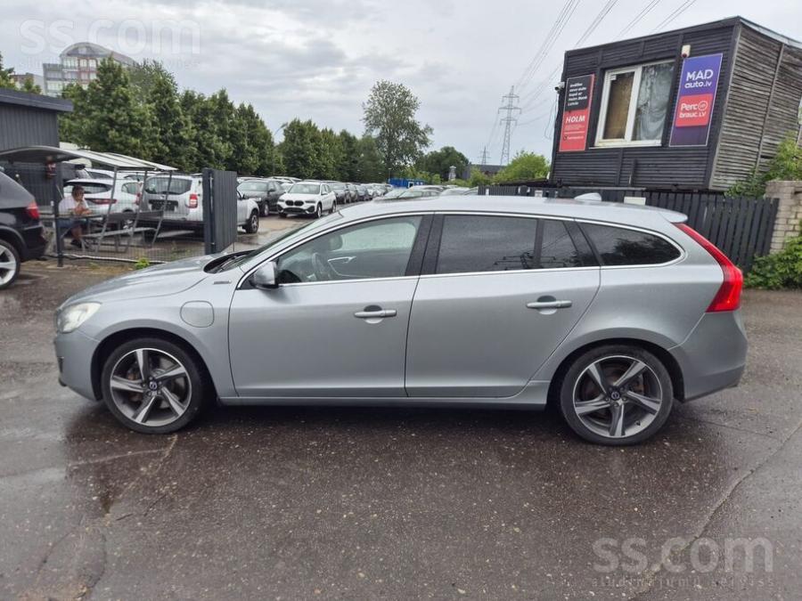 Grey Volvo V60 2013 in Riga, with an engine capacity of 2.40 L and mileage of 263 thousand km for 7990 €, photo 10 on AUTOMOTO.COM.LV