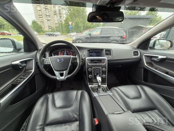 Pelēks Volvo V60 2013 Rīga, ar dzinēja tilpumu 2.40 L un nobraukumu 263 tūkst. km par 7990 €, foto 10 vietnē AUTOMOTO.COM.LV