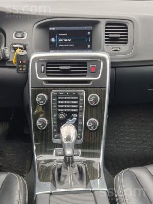 Grey Volvo V60 2013 in Riga, with an engine capacity of 2.40 L and mileage of 263 thousand km for 7990 €, photo 12 on AUTOMOTO.COM.LV
