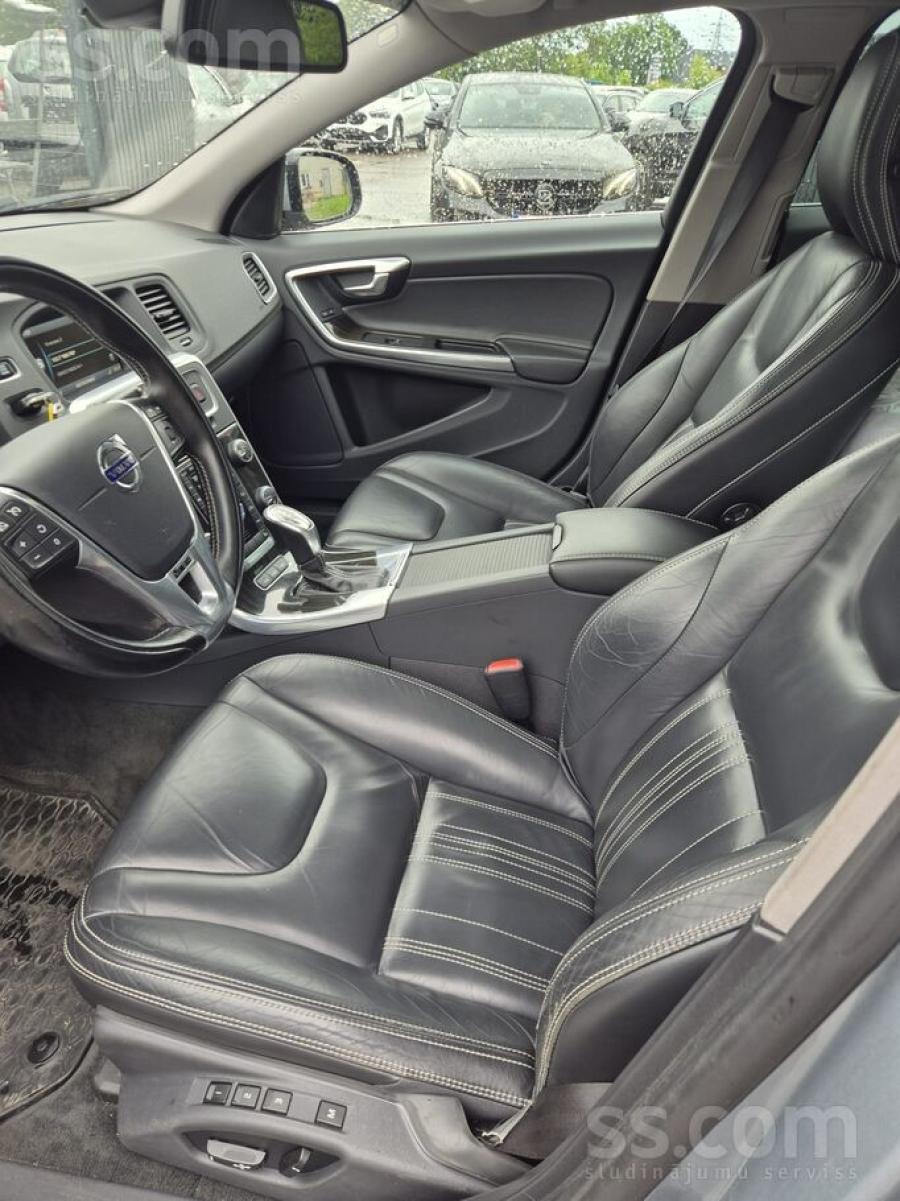 Grey Volvo V60 2013 in Riga, with an engine capacity of 2.40 L and mileage of 263 thousand km for 7990 €, photo 13 on AUTOMOTO.COM.LV