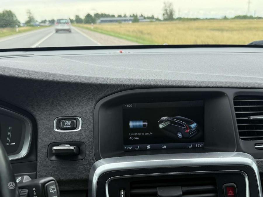 Pelēks Volvo V60 2013 Kauņa, ar dzinēja tilpumu 2.40 L un nobraukumu 289 tūkst. km par 5900 €, foto 20 vietnē AUTOMOTO.COM.LV