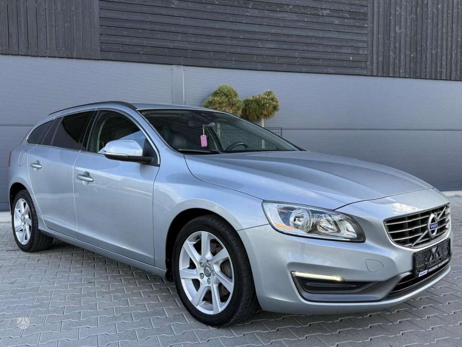 Pelēks Volvo V60 2013 Šauļi, ar dzinēja tilpumu 2.40 L un nobraukumu 283 tūkst. km par 8950 €, foto 4 vietnē AUTOMOTO.COM.LV