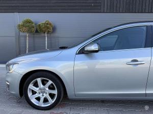 Pelēks Volvo V60 2013 Šauļi, ar dzinēja tilpumu 2.40 L un nobraukumu 283 tūkst. km par 8950 €, foto 14 vietnē AUTOMOTO.COM.LV