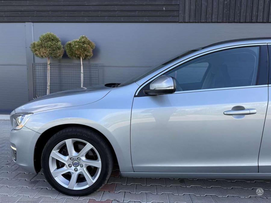 Pelēks Volvo V60 2013 Šauļi, ar dzinēja tilpumu 2.40 L un nobraukumu 283 tūkst. km par 8950 €, foto 14 vietnē AUTOMOTO.COM.LV