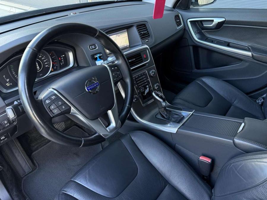 Pelēks Volvo V60 2013 Šauļi, ar dzinēja tilpumu 2.40 L un nobraukumu 283 tūkst. km par 8950 €, foto 19 vietnē AUTOMOTO.COM.LV