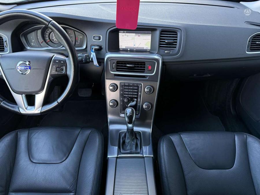 Pelēks Volvo V60 2013 Šauļi, ar dzinēja tilpumu 2.40 L un nobraukumu 283 tūkst. km par 8950 €, foto 20 vietnē AUTOMOTO.COM.LV