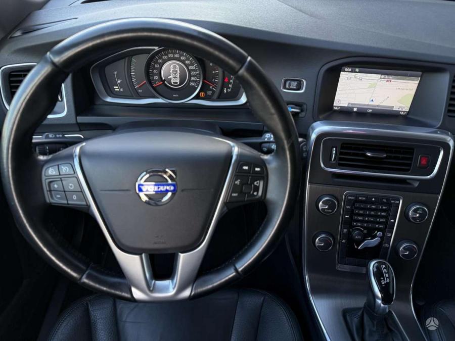Pelēks Volvo V60 2013 Šauļi, ar dzinēja tilpumu 2.40 L un nobraukumu 283 tūkst. km par 8950 €, foto 22 vietnē AUTOMOTO.COM.LV