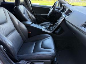 Pelēks Volvo V60 2013 Šauļi, ar dzinēja tilpumu 2.40 L un nobraukumu 283 tūkst. km par 8950 €, foto 23 vietnē AUTOMOTO.COM.LV