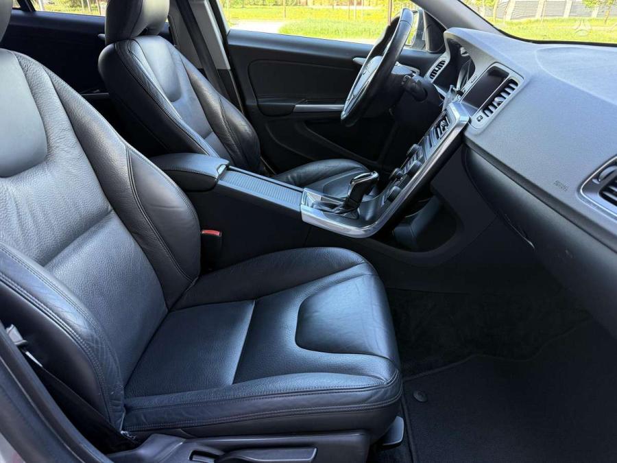 Pelēks Volvo V60 2013 Šauļi, ar dzinēja tilpumu 2.40 L un nobraukumu 283 tūkst. km par 8950 €, foto 23 vietnē AUTOMOTO.COM.LV