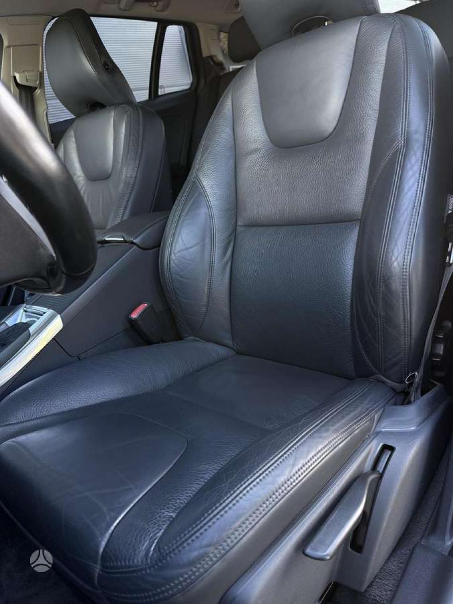 Pelēks Volvo V60 2013 Šauļi, ar dzinēja tilpumu 2.40 L un nobraukumu 283 tūkst. km par 8950 €, foto 25 vietnē AUTOMOTO.COM.LV