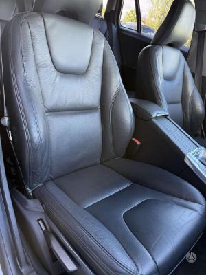 Pelēks Volvo V60 2013 Šauļi, ar dzinēja tilpumu 2.40 L un nobraukumu 283 tūkst. km par 8950 €, foto 26 vietnē AUTOMOTO.COM.LV