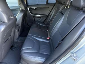 Pelēks Volvo V60 2013 Šauļi, ar dzinēja tilpumu 2.40 L un nobraukumu 283 tūkst. km par 8950 €, foto 27 vietnē AUTOMOTO.COM.LV