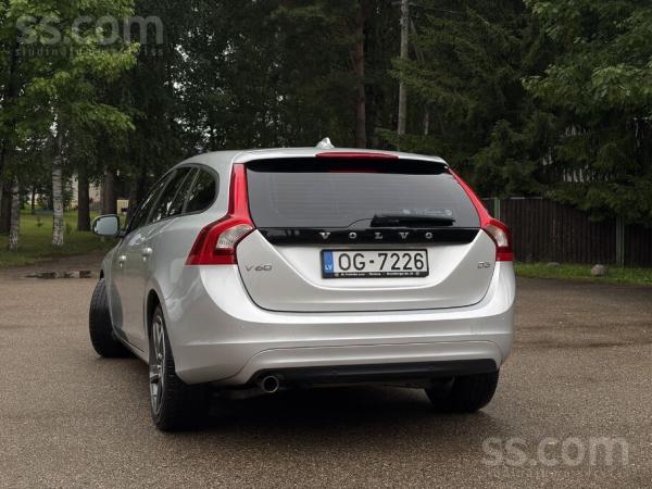Pelēks Volvo V60 2013 Daugavpils, ar dzinēja tilpumu 2.00 L un nobraukumu 232 tūkst. km par 6490 €, foto 2 vietnē AUTOMOTO.COM.LV