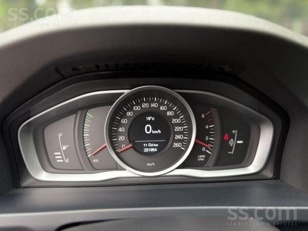 Pelēks Volvo V60 2013 Daugavpils, ar dzinēja tilpumu 2.00 L un nobraukumu 232 tūkst. km par 6490 €, foto 10 vietnē AUTOMOTO.COM.LV