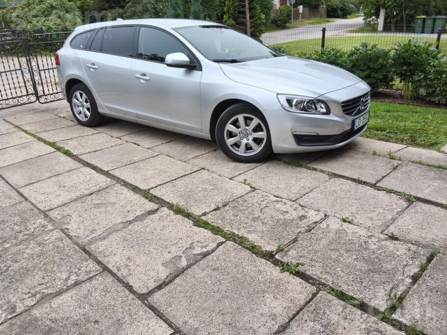 Grey Volvo V60 2013 in Valmiera, with an engine capacity of 2.00 L and mileage of 218 thousand km for 6300 €, photo 3 on AUTOMOTO.COM.LV