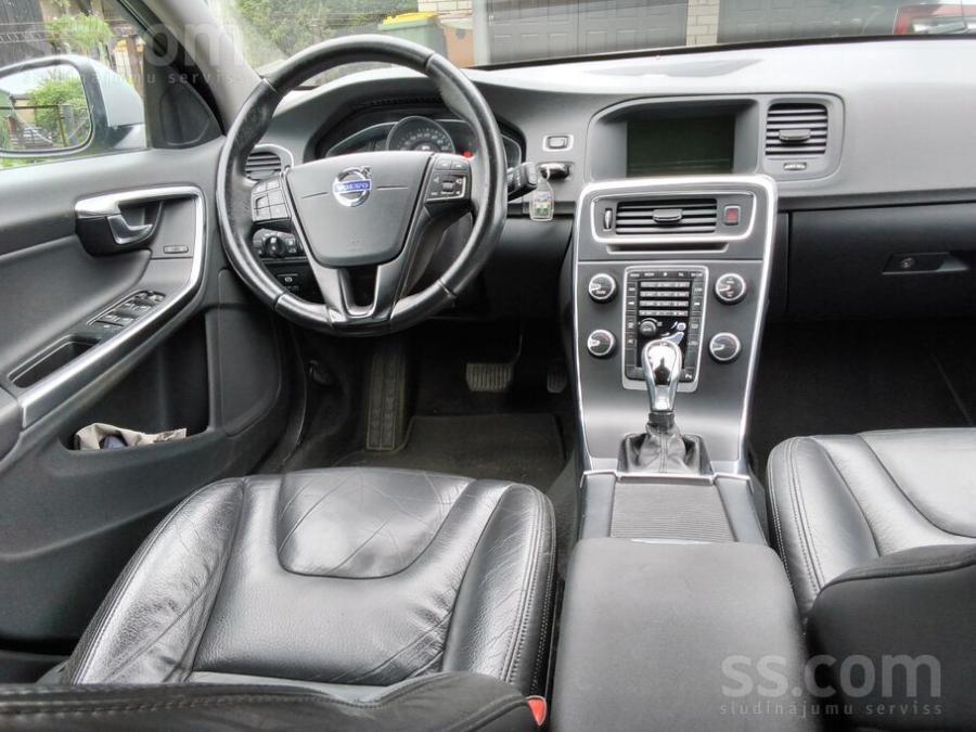 Grey Volvo V60 2013 in Valmiera, with an engine capacity of 2.00 L and mileage of 218 thousand km for 6300 €, photo 4 on AUTOMOTO.COM.LV