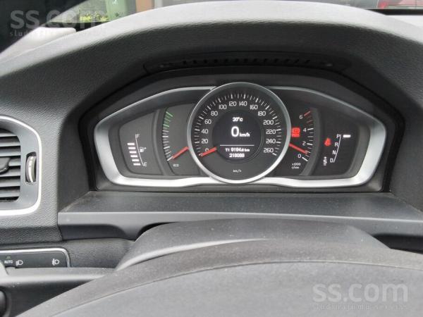 Grey Volvo V60 2013 in Valmiera, with an engine capacity of 2.00 L and mileage of 218 thousand km for 6300 €, photo 4 on AUTOMOTO.COM.LV