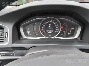 Grey Volvo V60 2013 in Valmiera, with an engine capacity of 2.00 L and mileage of 218 thousand km for 6300 €, photo 5 on AUTOMOTO.COM.LV