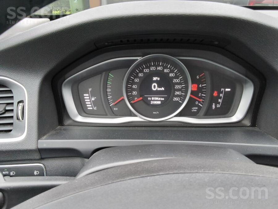 Grey Volvo V60 2013 in Valmiera, with an engine capacity of 2.00 L and mileage of 218 thousand km for 6300 €, photo 5 on AUTOMOTO.COM.LV
