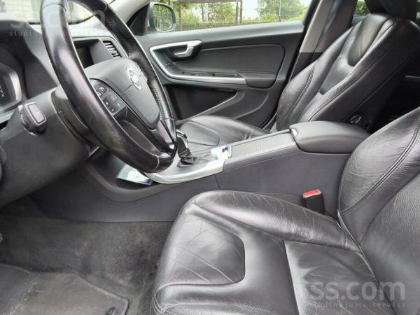 Grey Volvo V60 2013 in Valmiera, with an engine capacity of 2.00 L and mileage of 218 thousand km for 6300 €, photo 5 on AUTOMOTO.COM.LV