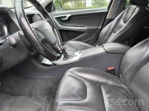 Grey Volvo V60 2013 in Valmiera, with an engine capacity of 2.00 L and mileage of 218 thousand km for 6300 €, photo 6 on AUTOMOTO.COM.LV