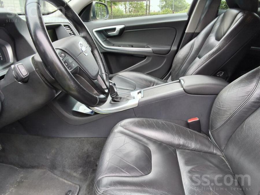 Grey Volvo V60 2013 in Valmiera, with an engine capacity of 2.00 L and mileage of 218 thousand km for 6300 €, photo 6 on AUTOMOTO.COM.LV