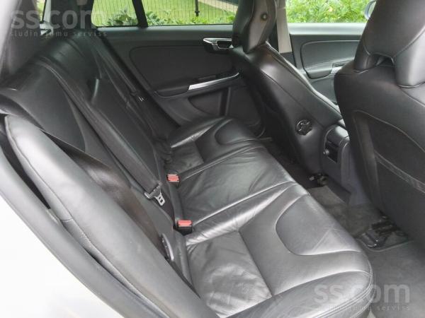 Grey Volvo V60 2013 in Valmiera, with an engine capacity of 2.00 L and mileage of 218 thousand km for 6300 €, photo 9 on AUTOMOTO.COM.LV