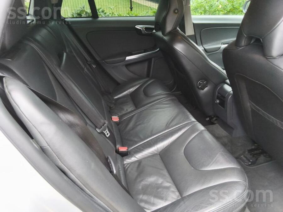 Grey Volvo V60 2013 in Valmiera, with an engine capacity of 2.00 L and mileage of 218 thousand km for 6300 €, photo 10 on AUTOMOTO.COM.LV
