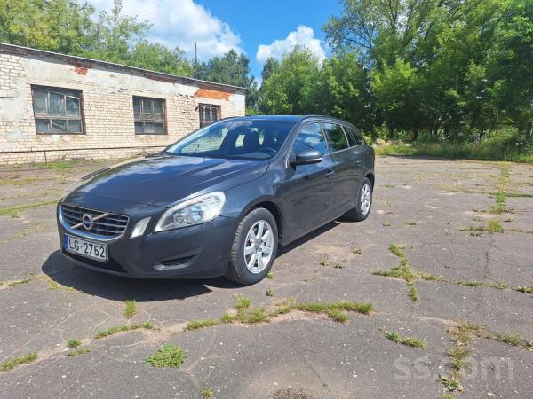 Grey Volvo V60 2013 in Daugavpils, with an engine capacity of 1.60 L and mileage of 269 thousand km for 5850 €, photo 1 on AUTOMOTO.COM.LV