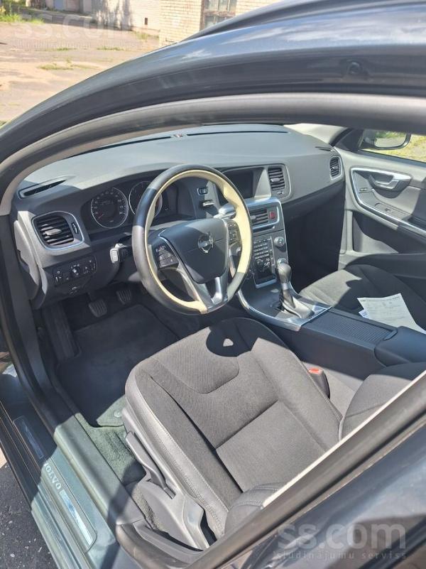 Grey Volvo V60 2013 in Daugavpils, with an engine capacity of 1.60 L and mileage of 269 thousand km for 5850 €, photo 9 on AUTOMOTO.COM.LV