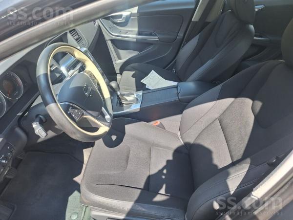 Grey Volvo V60 2013 in Daugavpils, with an engine capacity of 1.60 L and mileage of 269 thousand km for 5850 €, photo 10 on AUTOMOTO.COM.LV