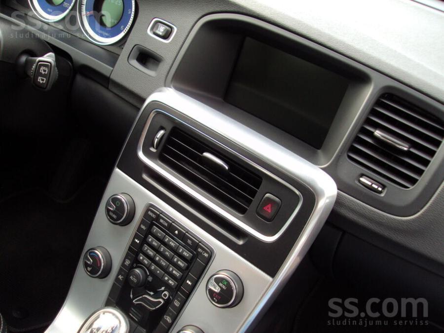 Grey Volvo V60 2013 in Riga, with an engine capacity of 2.40 L and mileage of 219 thousand km for 9400 €, photo 9 on AUTOMOTO.COM.LV